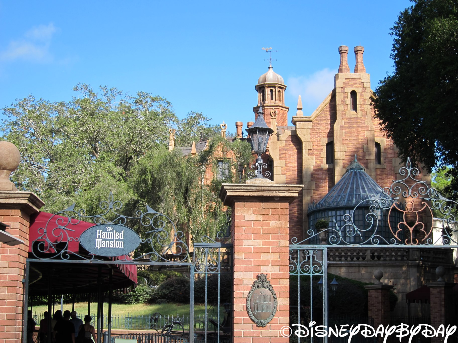 Magic Kingdom: Haunted Mansion | DisneyDayByDay